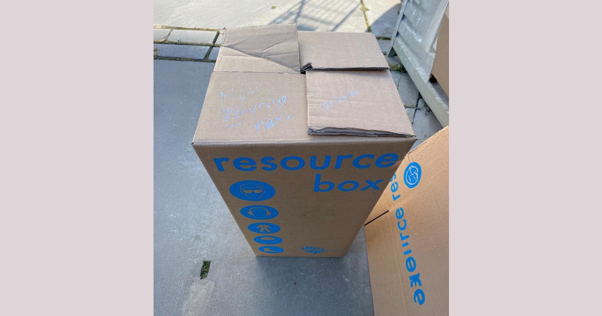 Derde Resource Box overgedragen met afgekeurde werkkleding | M.O.H ...